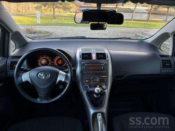 Black Toyota Auris 2008 in Jelgava, with an engine capacity of 2.00 L and mileage of 256 thousand km for 2550 €, photo 5 on AUTOMOTO.COM.LV