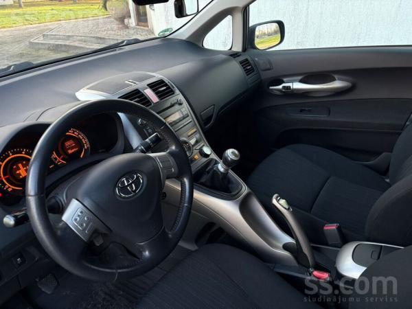 Black Toyota Auris 2008 in Jelgava, with an engine capacity of 2.00 L and mileage of 256 thousand km for 2550 €, photo 6 on AUTOMOTO.COM.LV