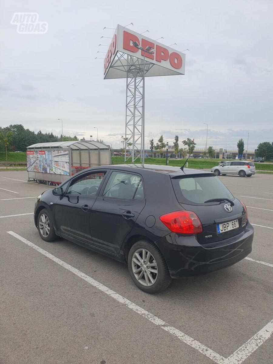 Black Toyota Auris 2008 in Ukmerge, with an engine capacity of 2.00 L and mileage of 345 thousand km for 2450 €, photo 2 on AUTOMOTO.COM.LV