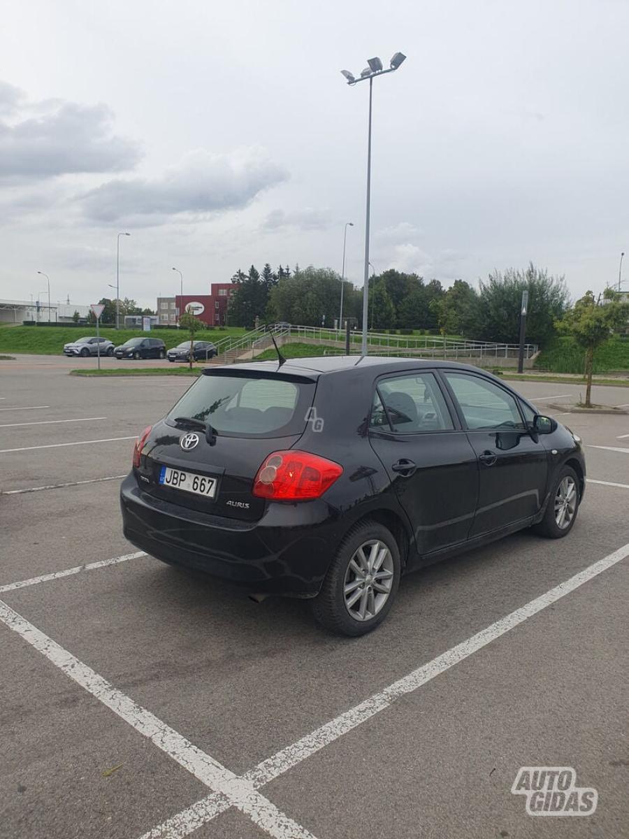 Black Toyota Auris 2008 in Ukmerge, with an engine capacity of 2.00 L and mileage of 345 thousand km for 2450 €, photo 6 on AUTOMOTO.COM.LV