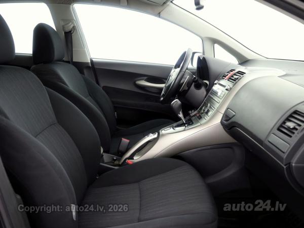 Black Toyota Auris 2008 in Tallinn, with an engine capacity of 1.60 L and mileage of 195 thousand km for 2799 €, photo 6 on AUTOMOTO.COM.LV