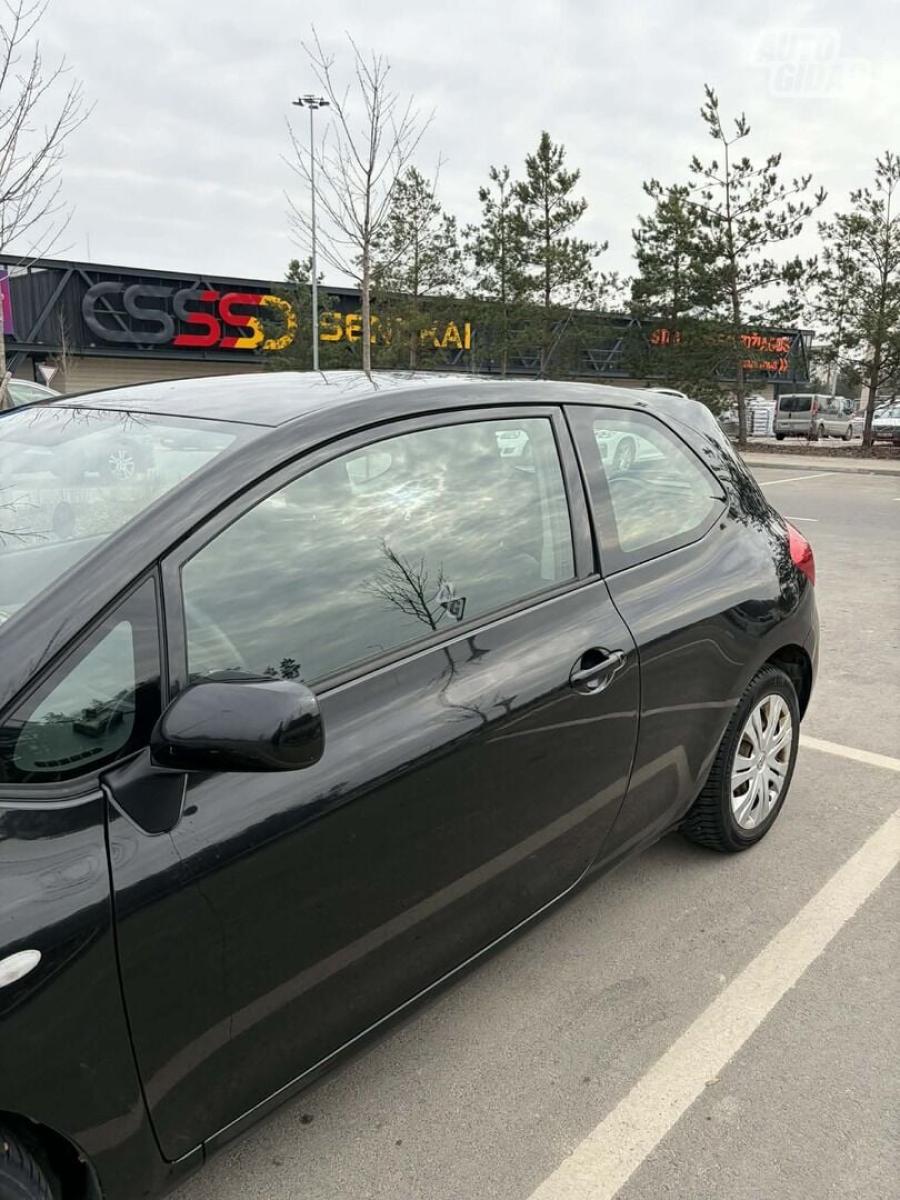 Black Toyota Auris 2008 in Vilnius, with an engine capacity of 1.40 L and mileage of 218 thousand km for 2700 €, photo 4 on AUTOMOTO.COM.LV