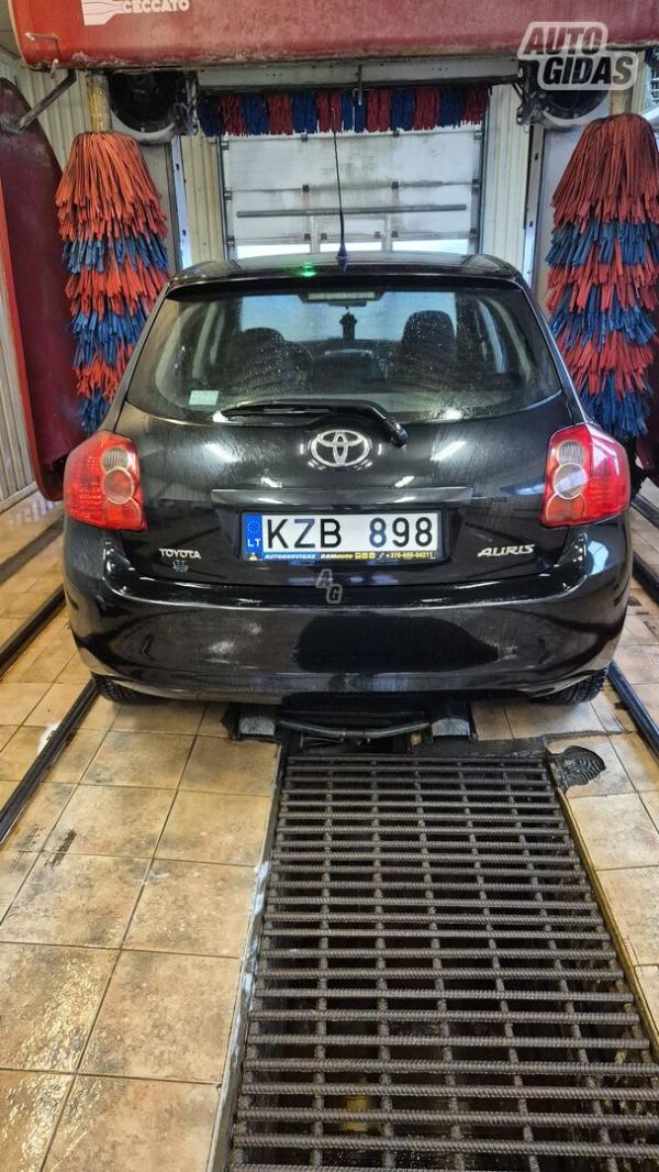 Melns Toyota Auris 2008 Viļņa, ar dzinēja tilpumu 1.60 L un nobraukumu 198 tūkst. km par 2200 €, foto 2 vietnē AUTOMOTO.COM.LV