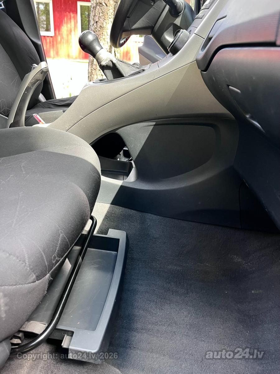 Melns Toyota Auris 2008 Tallina, ar dzinēja tilpumu 1.40 L un nobraukumu 309 tūkst. km par 3200 €, foto 13 vietnē AUTOMOTO.COM.LV