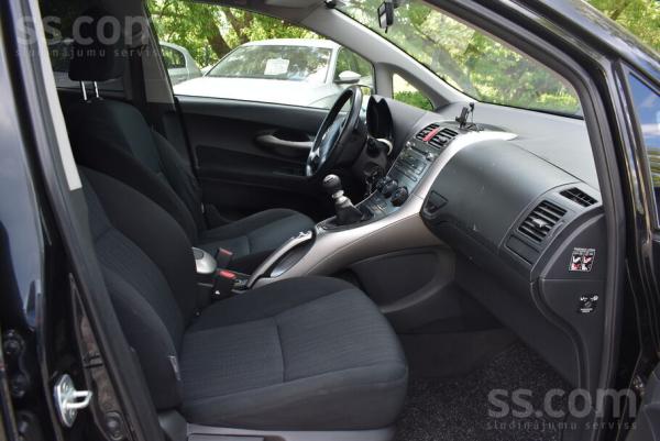 Melns Toyota Auris 2008 Kuldīga, ar dzinēja tilpumu 2.00 L un nobraukumu 0 tūkst. km par 3850 €, foto 5 vietnē AUTOMOTO.COM.LV