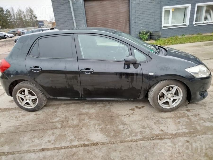 Black Toyota Auris 2008 in Jelgava, with an engine capacity of 2.00 L and mileage of 255 thousand km for 2100 €, photo 4 on AUTOMOTO.COM.LV