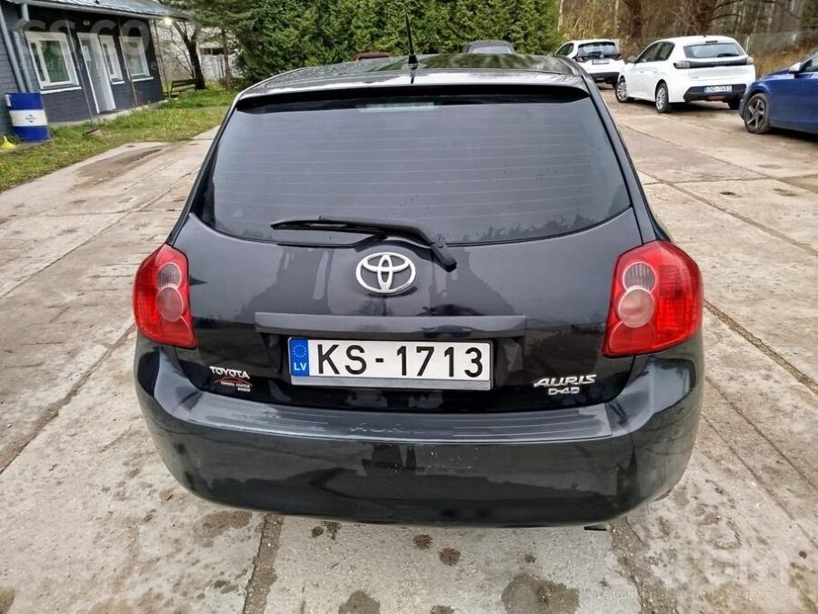 Black Toyota Auris 2008 in Jelgava, with an engine capacity of 2.00 L and mileage of 255 thousand km for 2100 €, photo 5 on AUTOMOTO.COM.LV