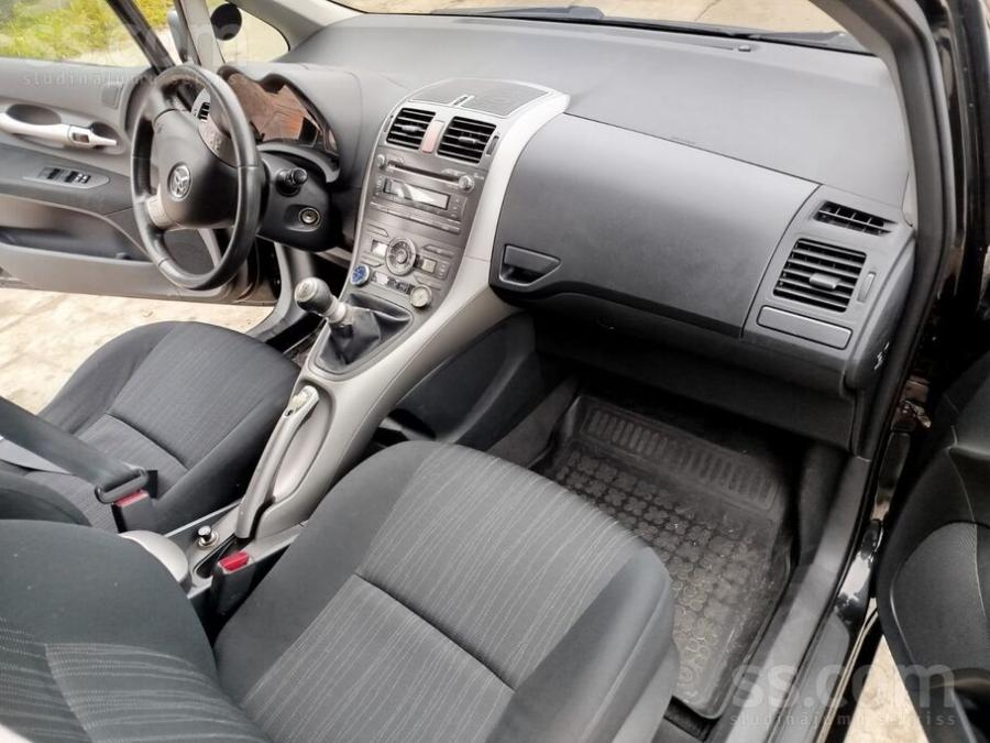 Black Toyota Auris 2008 in Jelgava, with an engine capacity of 2.00 L and mileage of 255 thousand km for 2100 €, photo 8 on AUTOMOTO.COM.LV