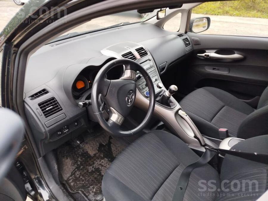 Black Toyota Auris 2008 in Jelgava, with an engine capacity of 2.00 L and mileage of 255 thousand km for 2100 €, photo 9 on AUTOMOTO.COM.LV