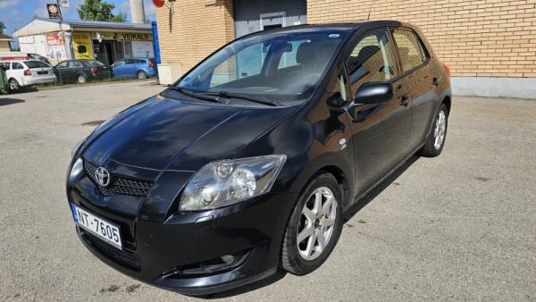Black Toyota Auris 2008 in Riga, with an engine capacity of 2.20 L and mileage of 365 thousand km for 3350 €, photo 1 on AUTOMOTO.COM.LV