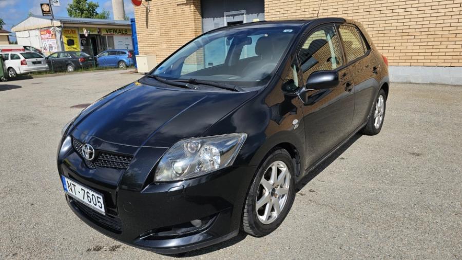 Black Toyota Auris 2008 in Riga, with an engine capacity of 2.20 L and mileage of 365 thousand km for 3350 €, photo 1 on AUTOMOTO.COM.LV