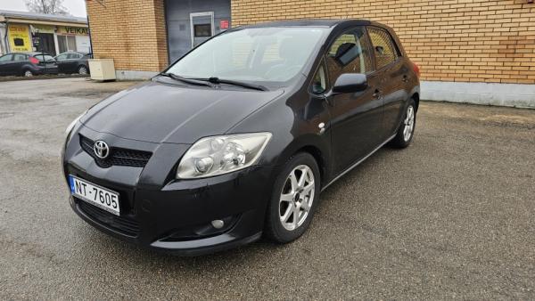Black Toyota Auris 2008 in Riga, with an engine capacity of 2.20 L and mileage of 365 thousand km for 3350 €, photo 3 on AUTOMOTO.COM.LV