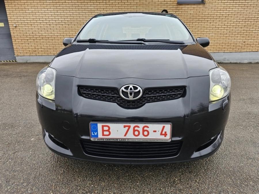 Black Toyota Auris 2008 in Riga, with an engine capacity of 2.20 L and mileage of 365 thousand km for 3350 €, photo 5 on AUTOMOTO.COM.LV