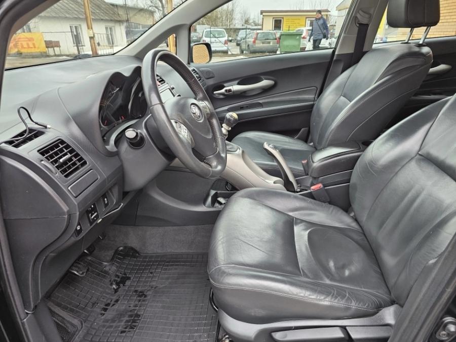 Black Toyota Auris 2008 in Riga, with an engine capacity of 2.20 L and mileage of 365 thousand km for 3350 €, photo 26 on AUTOMOTO.COM.LV