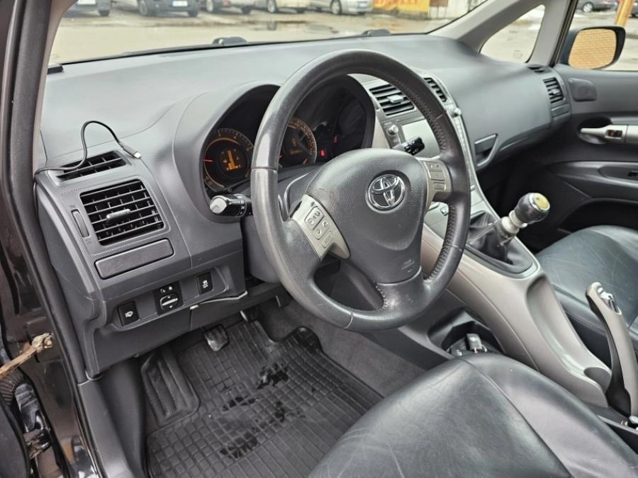 Black Toyota Auris 2008 in Riga, with an engine capacity of 2.20 L and mileage of 365 thousand km for 3350 €, photo 28 on AUTOMOTO.COM.LV