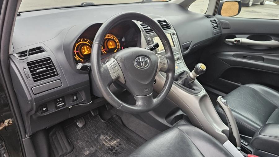 Black Toyota Auris 2008 in Riga, with an engine capacity of 2.20 L and mileage of 365 thousand km for 3350 €, photo 38 on AUTOMOTO.COM.LV