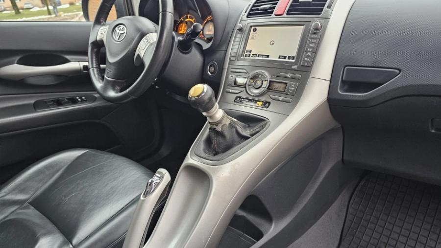 Black Toyota Auris 2008 in Riga, with an engine capacity of 2.20 L and mileage of 365 thousand km for 3350 €, photo 58 on AUTOMOTO.COM.LV