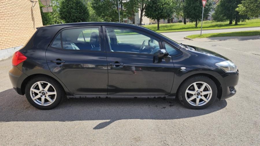 Black Toyota Auris 2008 in Riga, with an engine capacity of 2.20 L and mileage of 365 thousand km for 3350 €, photo 67 on AUTOMOTO.COM.LV