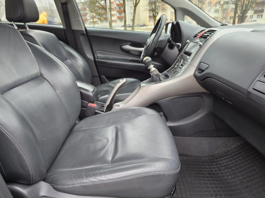 Black Toyota Auris 2008 in Riga, with an engine capacity of 2.20 L and mileage of 365 thousand km for 3350 €, photo 68 on AUTOMOTO.COM.LV