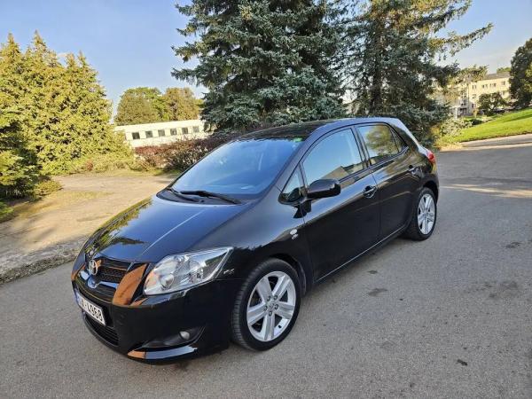 Black Toyota Auris 2008 in Jekabpils, with an engine capacity of 2.20 L and mileage of 259 thousand km for 4250 €, photo 1 on AUTOMOTO.COM.LV