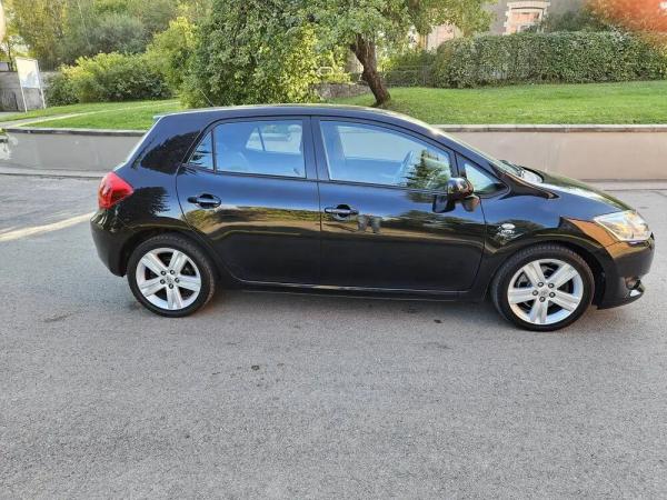 Black Toyota Auris 2008 in Jekabpils, with an engine capacity of 2.20 L and mileage of 259 thousand km for 4250 €, photo 5 on AUTOMOTO.COM.LV