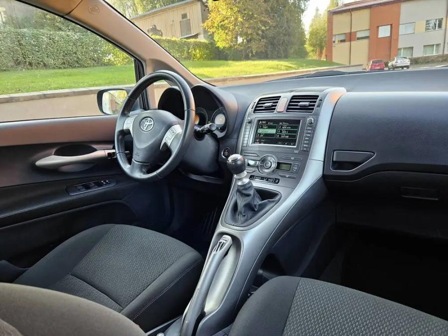 Black Toyota Auris 2008 in Jekabpils, with an engine capacity of 2.20 L and mileage of 259 thousand km for 4250 €, photo 22 on AUTOMOTO.COM.LV