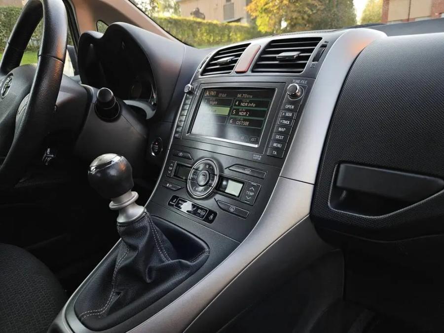 Black Toyota Auris 2008 in Jekabpils, with an engine capacity of 2.20 L and mileage of 259 thousand km for 4250 €, photo 24 on AUTOMOTO.COM.LV