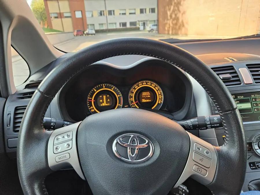 Black Toyota Auris 2008 in Jekabpils, with an engine capacity of 2.20 L and mileage of 259 thousand km for 4250 €, photo 28 on AUTOMOTO.COM.LV
