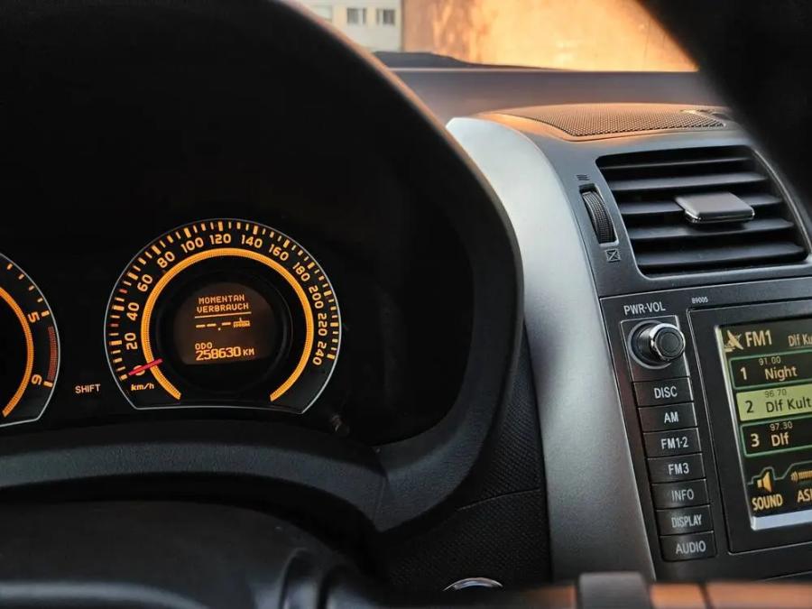 Black Toyota Auris 2008 in Jekabpils, with an engine capacity of 2.20 L and mileage of 259 thousand km for 4250 €, photo 29 on AUTOMOTO.COM.LV