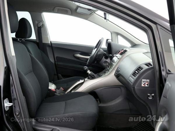 Black Toyota Auris 2008 in Tallinn, with an engine capacity of 2.00 L and mileage of 218 thousand km for 1599 €, photo 6 on AUTOMOTO.COM.LV