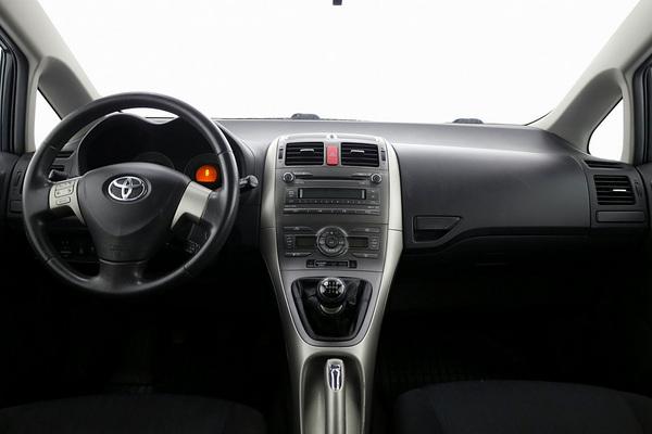Black Toyota Auris 2008 in Tallinn, with an engine capacity of 2.00 L and mileage of 218 thousand km for 1599 €, photo 5 on AUTOMOTO.COM.LV