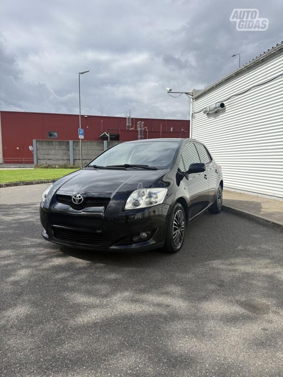 Melns Toyota Auris 2008 Viļņa, ar dzinēja tilpumu 2.00 L un nobraukumu 370 tūkst. km par 2100 €, foto 1 vietnē AUTOMOTO.COM.LV