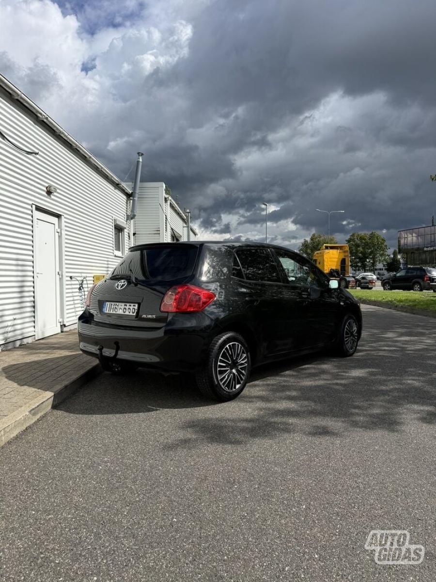 Melns Toyota Auris 2008 Viļņa, ar dzinēja tilpumu 2.00 L un nobraukumu 370 tūkst. km par 2100 €, foto 4 vietnē AUTOMOTO.COM.LV