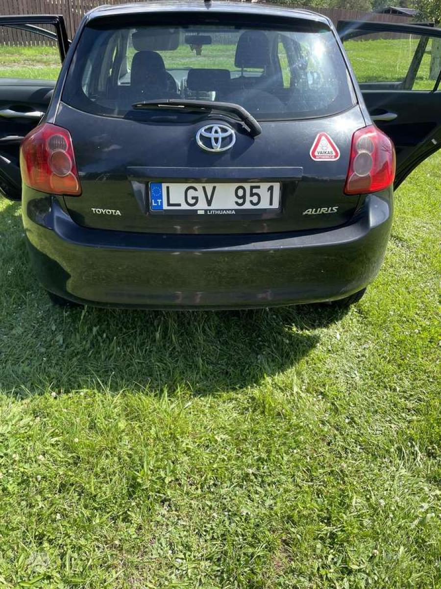 Black Toyota Auris 2008 in Vilnius, with an engine capacity of 2.00 L and mileage of 258 thousand km for 2300 €, photo 5 on AUTOMOTO.COM.LV
