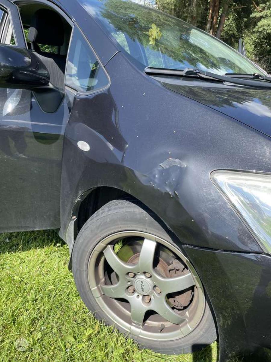 Black Toyota Auris 2008 in Vilnius, with an engine capacity of 2.00 L and mileage of 258 thousand km for 2300 €, photo 6 on AUTOMOTO.COM.LV