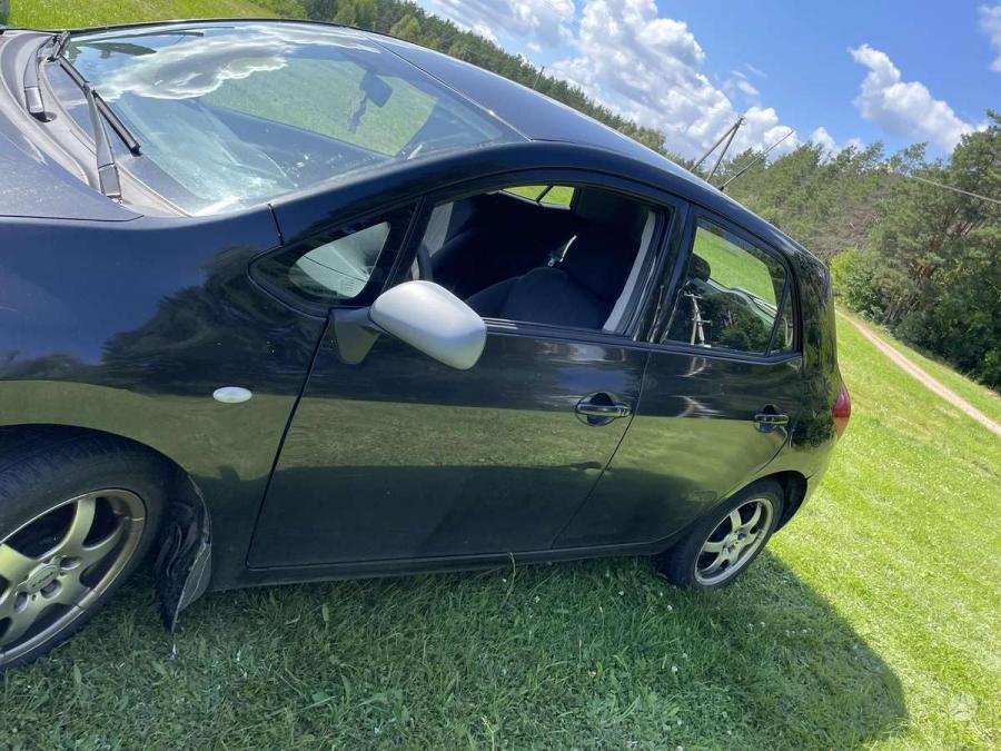 Black Toyota Auris 2008 in Vilnius, with an engine capacity of 2.00 L and mileage of 258 thousand km for 2300 €, photo 9 on AUTOMOTO.COM.LV