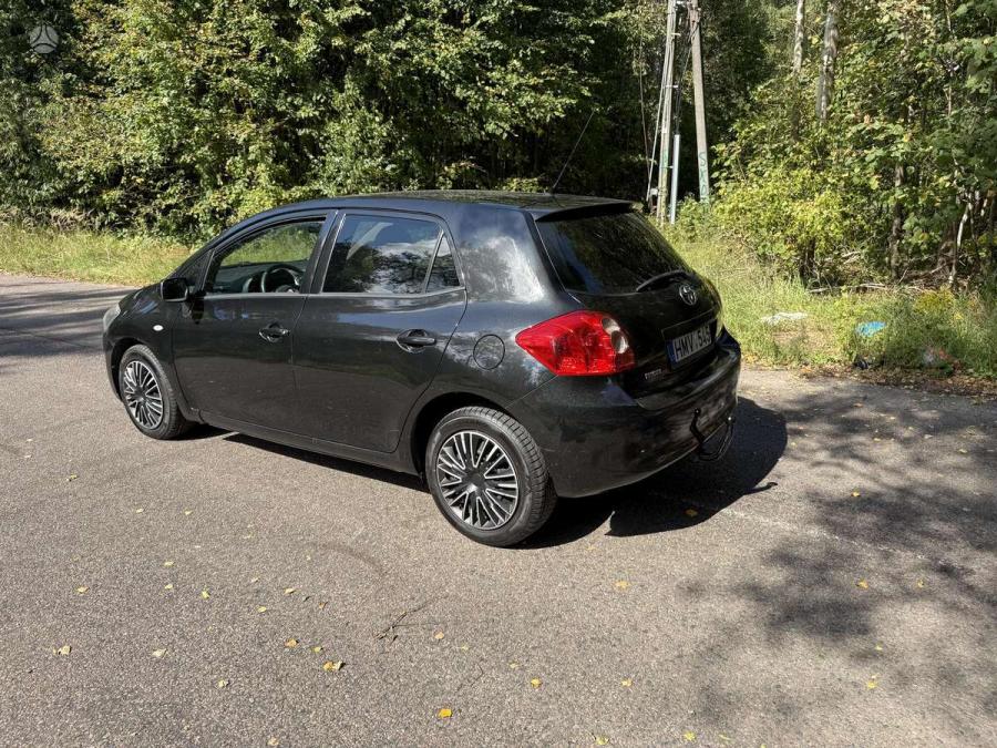 Black Toyota Auris 2008 in Vilnius, with an engine capacity of 2.00 L and mileage of 370 thousand km for 1600 €, photo 5 on AUTOMOTO.COM.LV