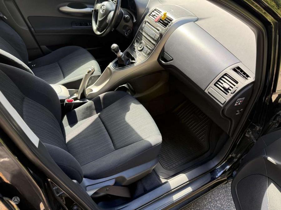 Black Toyota Auris 2008 in Vilnius, with an engine capacity of 2.00 L and mileage of 370 thousand km for 1600 €, photo 10 on AUTOMOTO.COM.LV