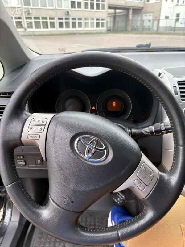 Melns Toyota Auris 2008 Kauņa, ar dzinēja tilpumu 1.36 L un nobraukumu 386 tūkst. km par 2300 €, foto 8 vietnē AUTOMOTO.COM.LV