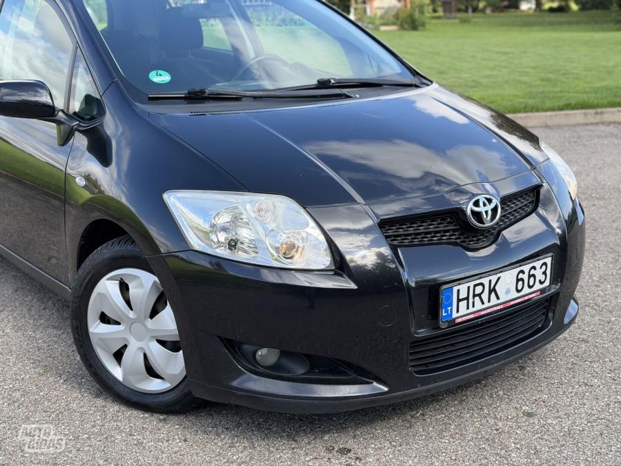 Black Toyota Auris 2008 in Kaisiadorys, with an engine capacity of 2.00 L and mileage of 202 thousand km for 1500 €, photo 3 on AUTOMOTO.COM.LV