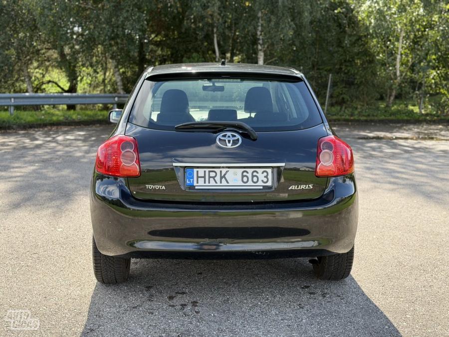Black Toyota Auris 2008 in Kaisiadorys, with an engine capacity of 2.00 L and mileage of 202 thousand km for 1500 €, photo 7 on AUTOMOTO.COM.LV