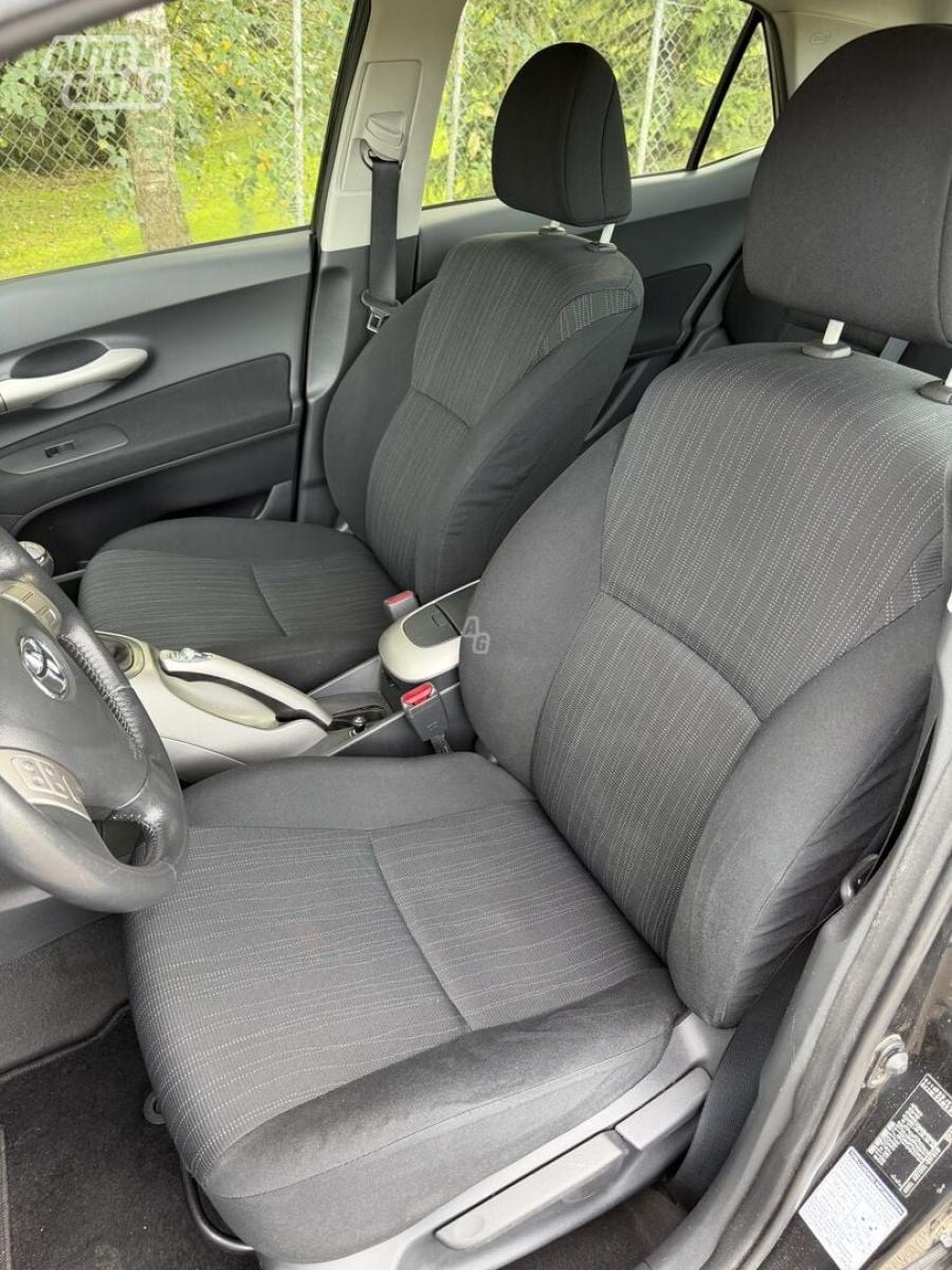 Black Toyota Auris 2008 in Kaisiadorys, with an engine capacity of 2.00 L and mileage of 202 thousand km for 1500 €, photo 19 on AUTOMOTO.COM.LV