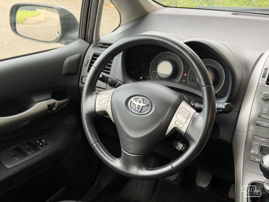 Black Toyota Auris 2008 in Kaisiadorys, with an engine capacity of 2.00 L and mileage of 202 thousand km for 1500 €, photo 26 on AUTOMOTO.COM.LV