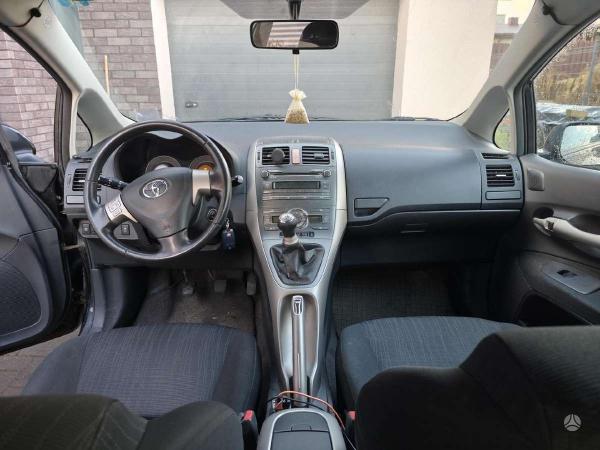 Melns Toyota Auris 2009 Viļņa, ar dzinēja tilpumu 1.60 L un nobraukumu 179 tūkst. km par 3400 €, foto 7 vietnē AUTOMOTO.COM.LV