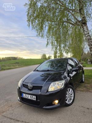 Black Toyota Auris 2009 in Plunge, with an engine capacity of 2.00 L and mileage of 285 thousand km for 1900 €, photo  on AUTOMOTO.COM.LV