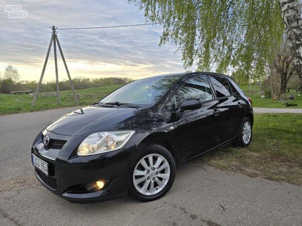 Black Toyota Auris 2009 in Plunge, with an engine capacity of 2.00 L and mileage of 285 thousand km for 1900 €, photo 2 on AUTOMOTO.COM.LV