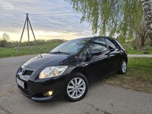 Black Toyota Auris 2009 in Plunge, with an engine capacity of 2.00 L and mileage of 285 thousand km for 1900 €, photo 3 on AUTOMOTO.COM.LV
