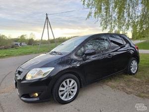 Black Toyota Auris 2009 in Plunge, with an engine capacity of 2.00 L and mileage of 285 thousand km for 1900 €, photo 4 on AUTOMOTO.COM.LV