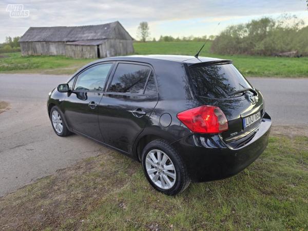 Black Toyota Auris 2009 in Plunge, with an engine capacity of 2.00 L and mileage of 285 thousand km for 1900 €, photo 4 on AUTOMOTO.COM.LV