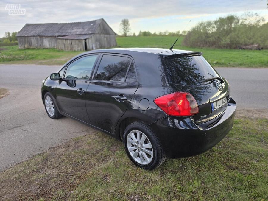 Black Toyota Auris 2009 in Plunge, with an engine capacity of 2.00 L and mileage of 285 thousand km for 1900 €, photo 5 on AUTOMOTO.COM.LV